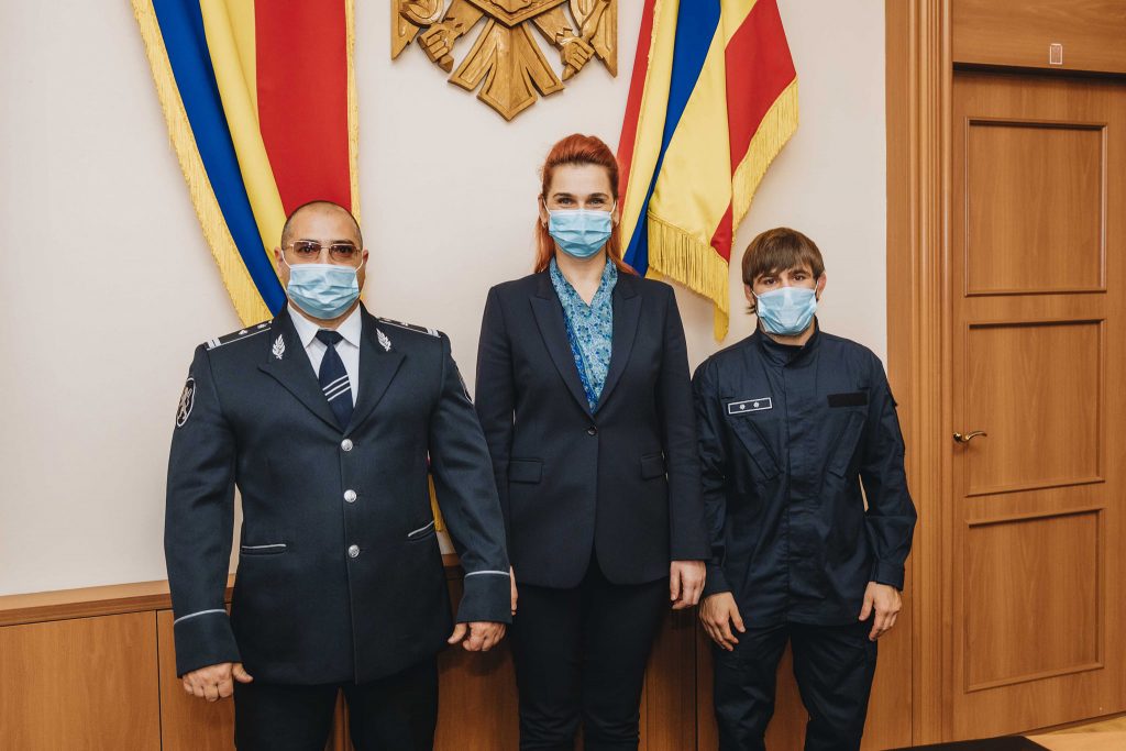 Ana Revenco, ministrul de Interne, i-a premiat pe doi angajați ai MAI ...